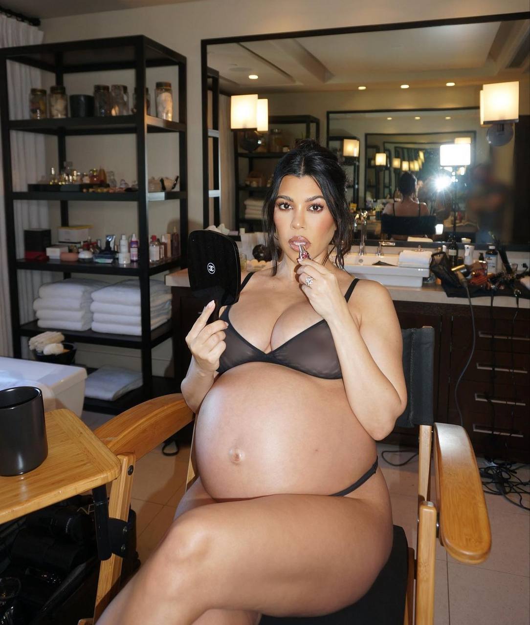 Кортни Кардашьян готова встречать сына в роскошной детской комнате с кроваткой из натурального ...