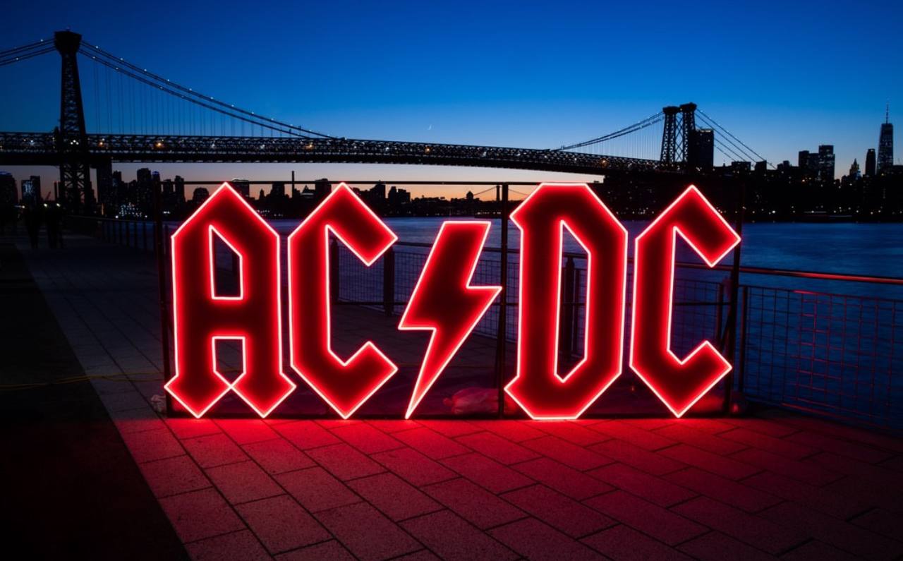 Умер Колин Берджесс, первый ударник рок-группы AC/DC | Womfire