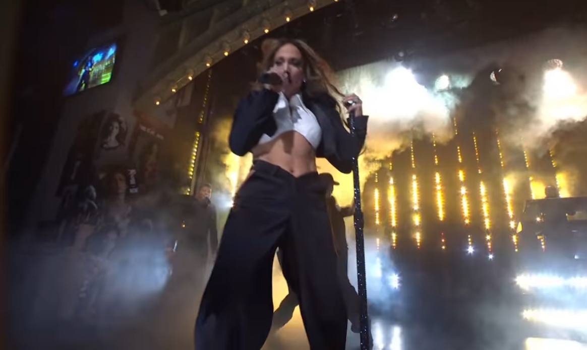 Потеряла клок волос на сцене: Дженнифер Лопес стала звездой вирусного видео | Womfire