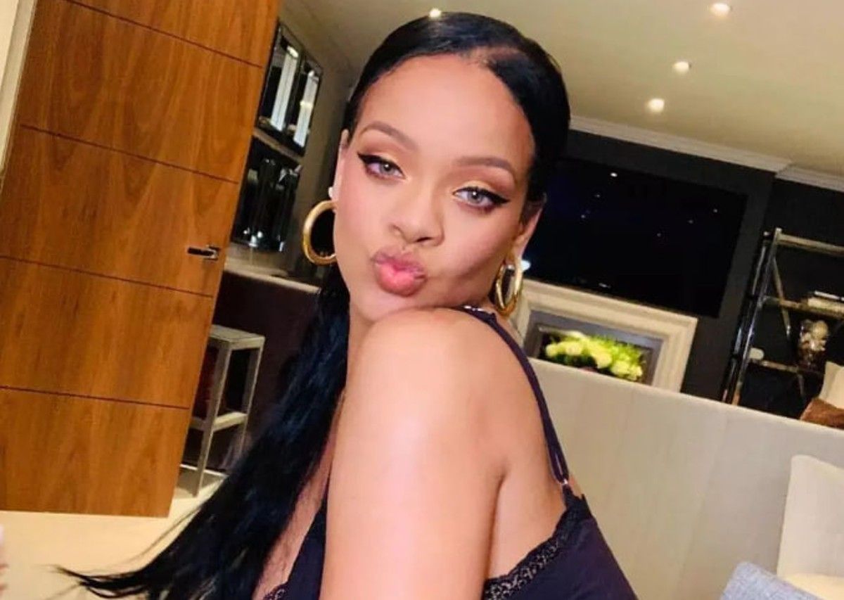 Халат на красной дорожке: Рианна задает тренды | Womfire