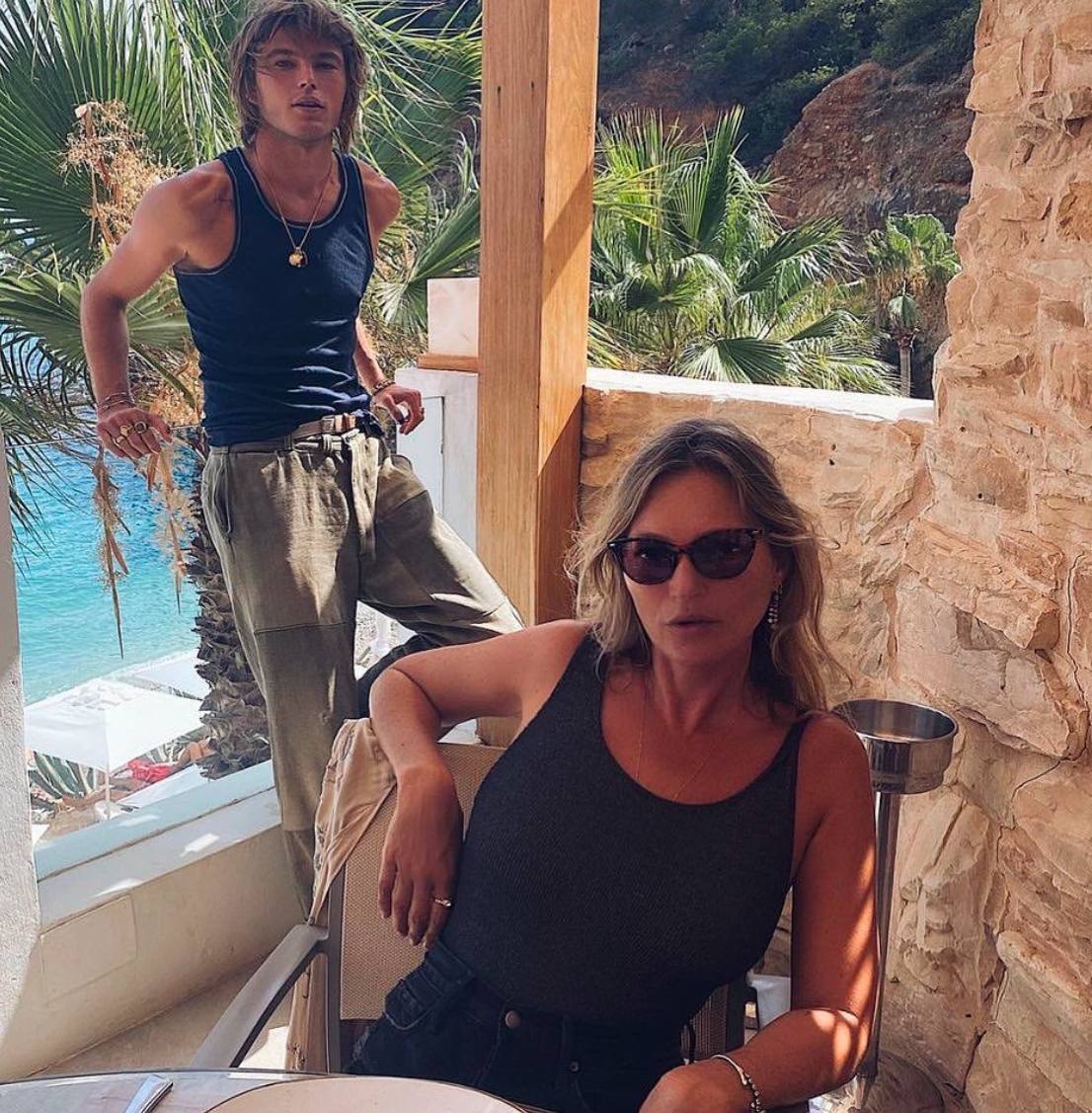 50-летняя Кейт Мосс позирует топлесс для Yves Saint Laurent | Womfire