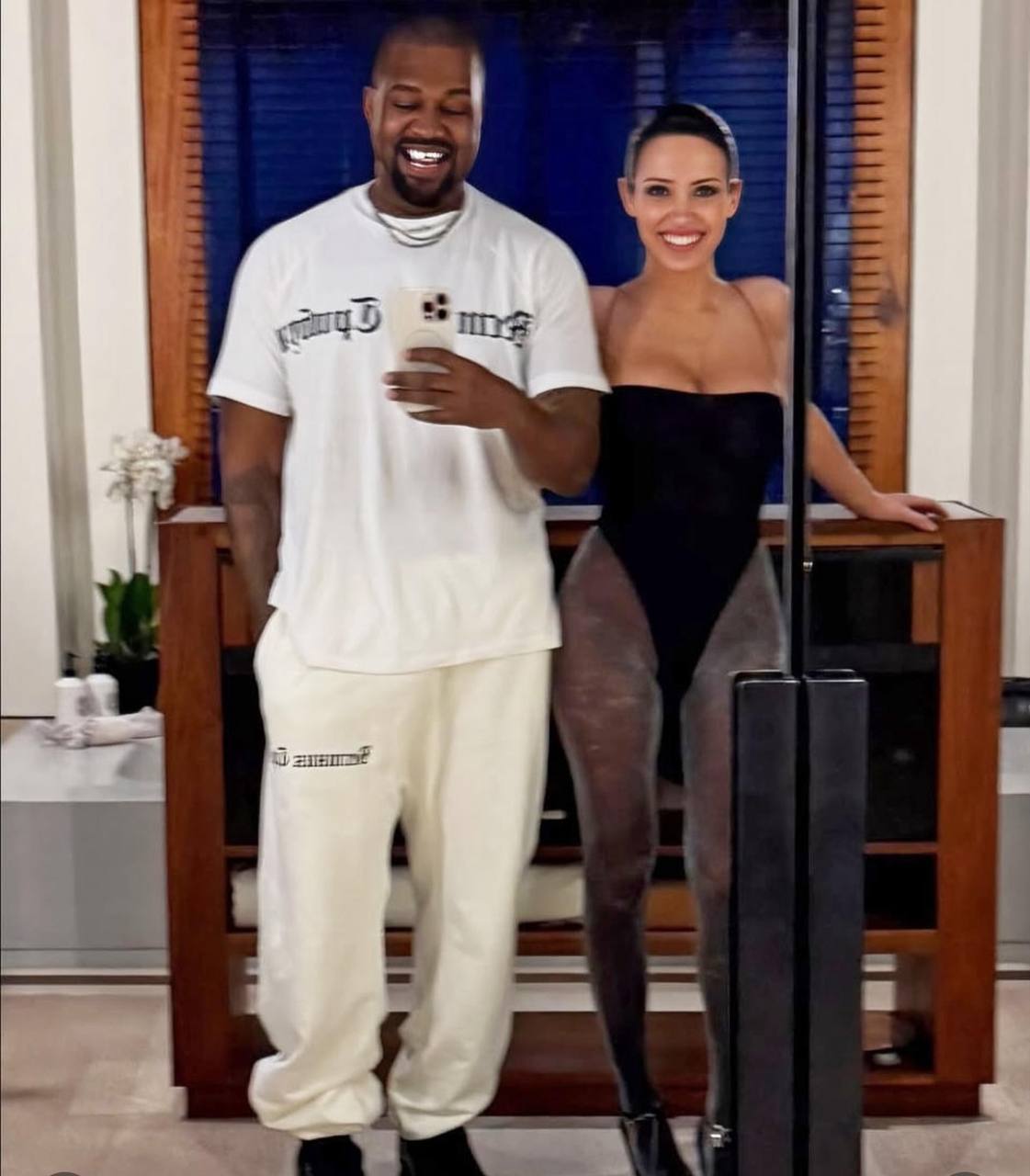 Бьянка Цензори снова удивила: светлый парик, откровенное бельё и камера Канье | Womfire