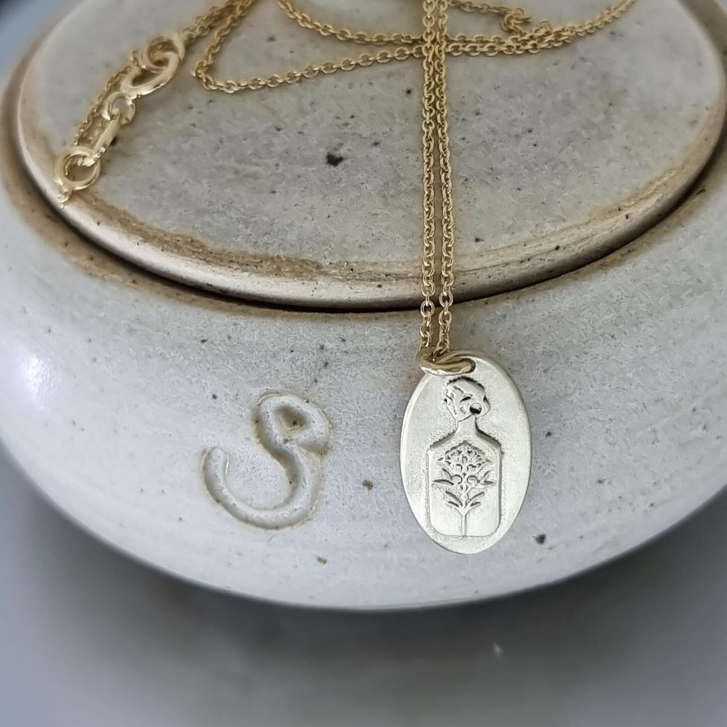 במקום סיר לחג: תכשיט. ועדיף שיהיה נוצץ, יוקרתי, ובעיקר עם סיפור טוב ...